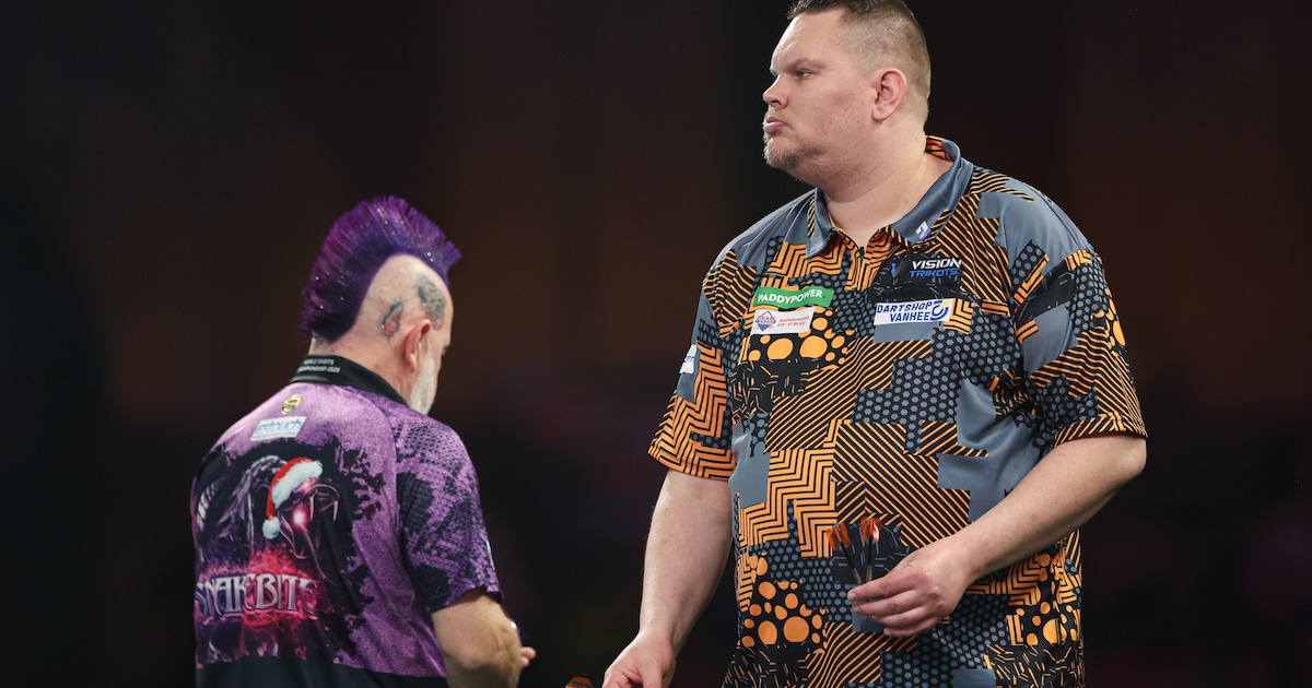 Wesley Plaisier pakt cadeautjes van ‘paarse kerstman’ Peter Wright niet ...