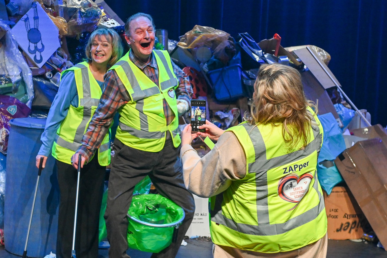 Klein Revuetje zorgt voor kippenvel in De Bussel | Foto | AD.nl