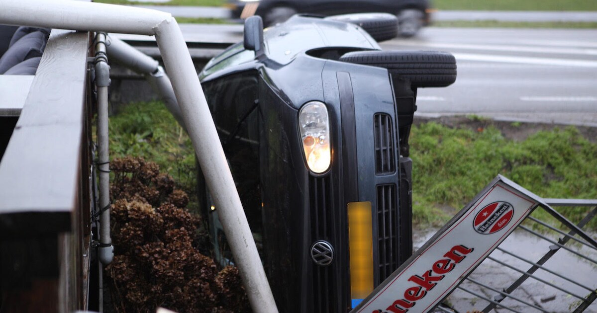 Auto vliegt uit de bocht en komt op de zijkant tegen lantaarnpaal tot ...