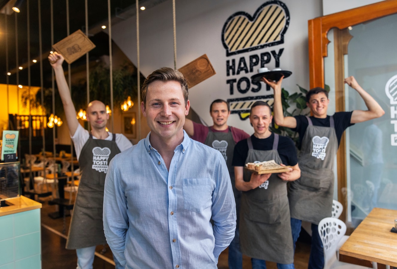 Jasper (34) hielp met zijn Happy Tosti honderden mensen aan werk: ‘Daar ...
