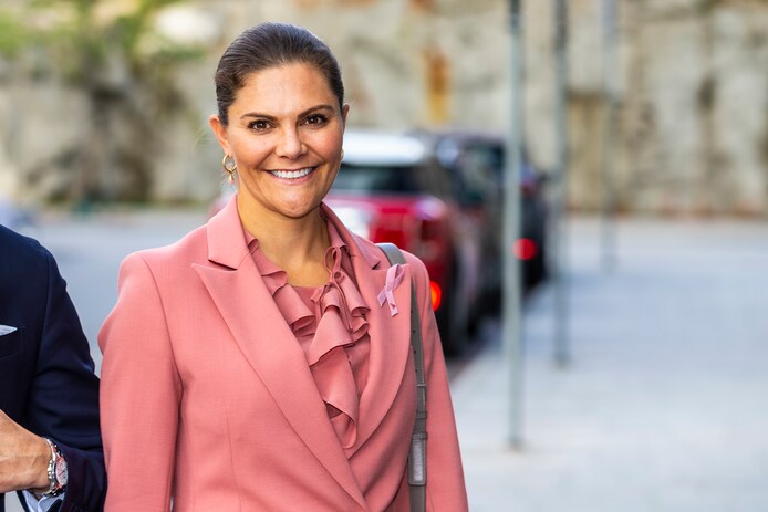 Máxima luistert naar Mark Rutte en draagt stijlvol mondkapje van 12,95 ...