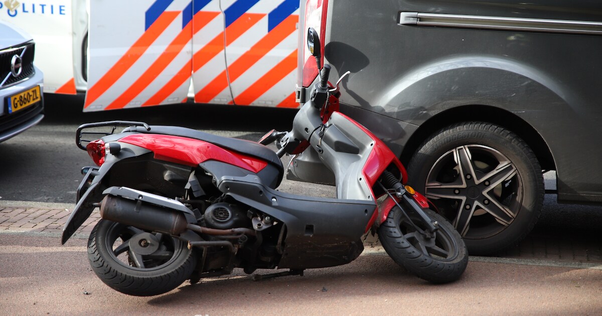 Scooterrijder aangereden door auto op fietspad langs Vreeswijkstraat in ...