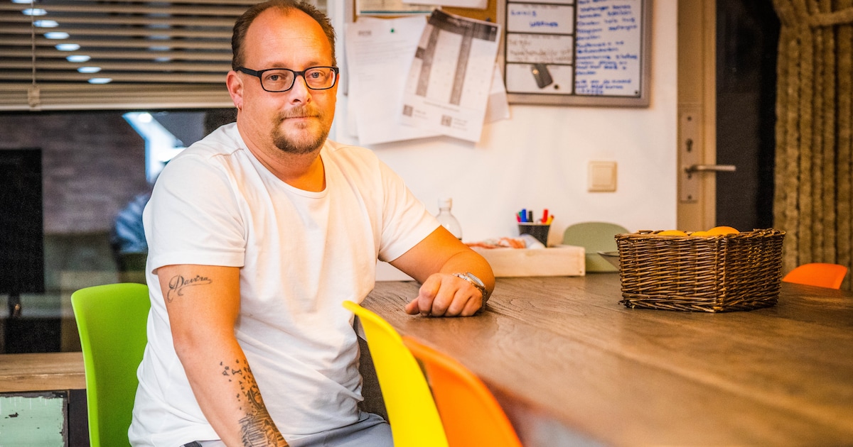 Dennis (43) heeft werk, maar raakte toch dakloos: ‘Ik heb een maand ...