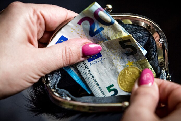 Aantal bijstandsuitkeringen neemt toe, vooral bij mannen | Economie | AD.nl