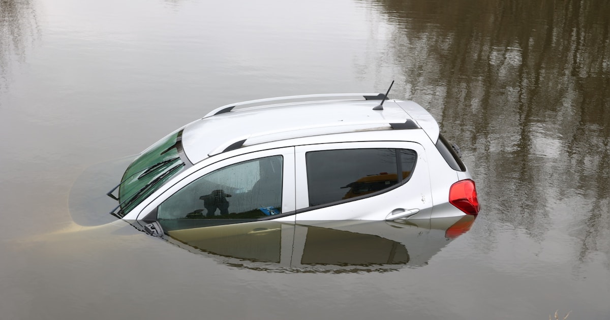 Auto raakt te water in Groot-Ammers | Regio | AD.nl
