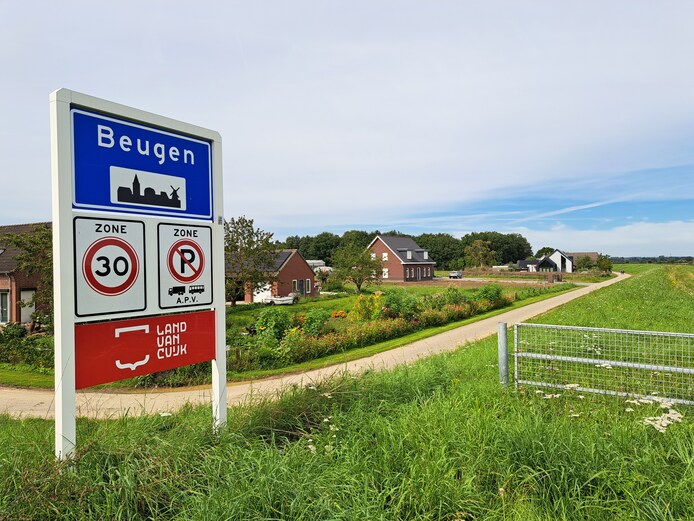 Foutje van de gemeente: lantaarnpalen die er net pas stonden, alweer ...