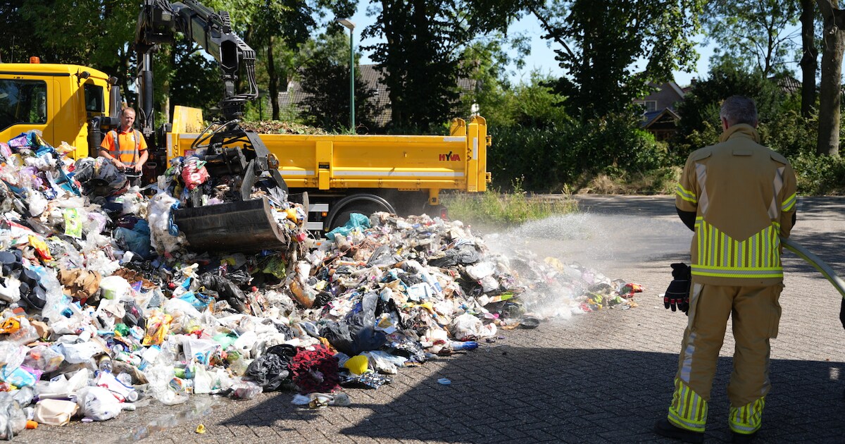 Vuilniswagen dumpt brandende lading op straat in Bunschoten | Bunschoten-Spakenburg | AD.nl