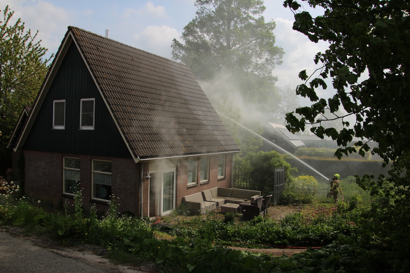 Veel rook bij brand op bovenverdieping van woning in Obdam | Foto | AD.nl