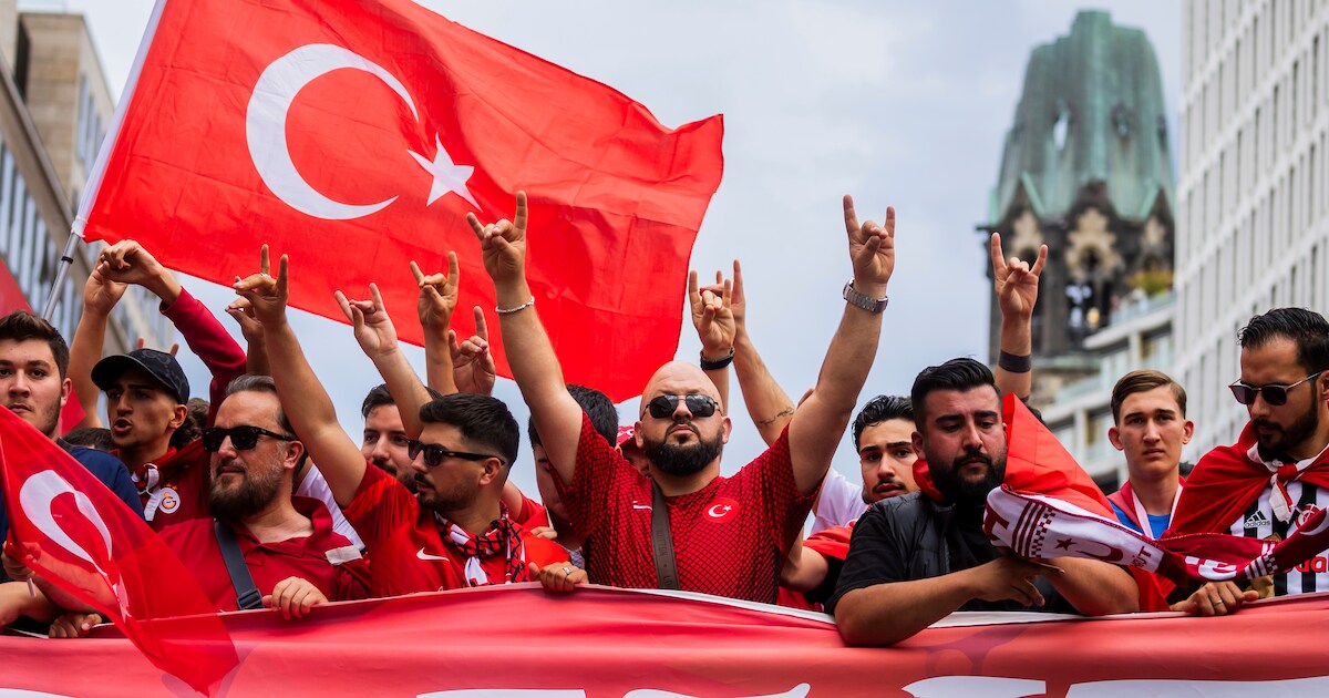Turkse supporters tonen in binnenstad Berlijn omstreden ‘wolvengroet ...