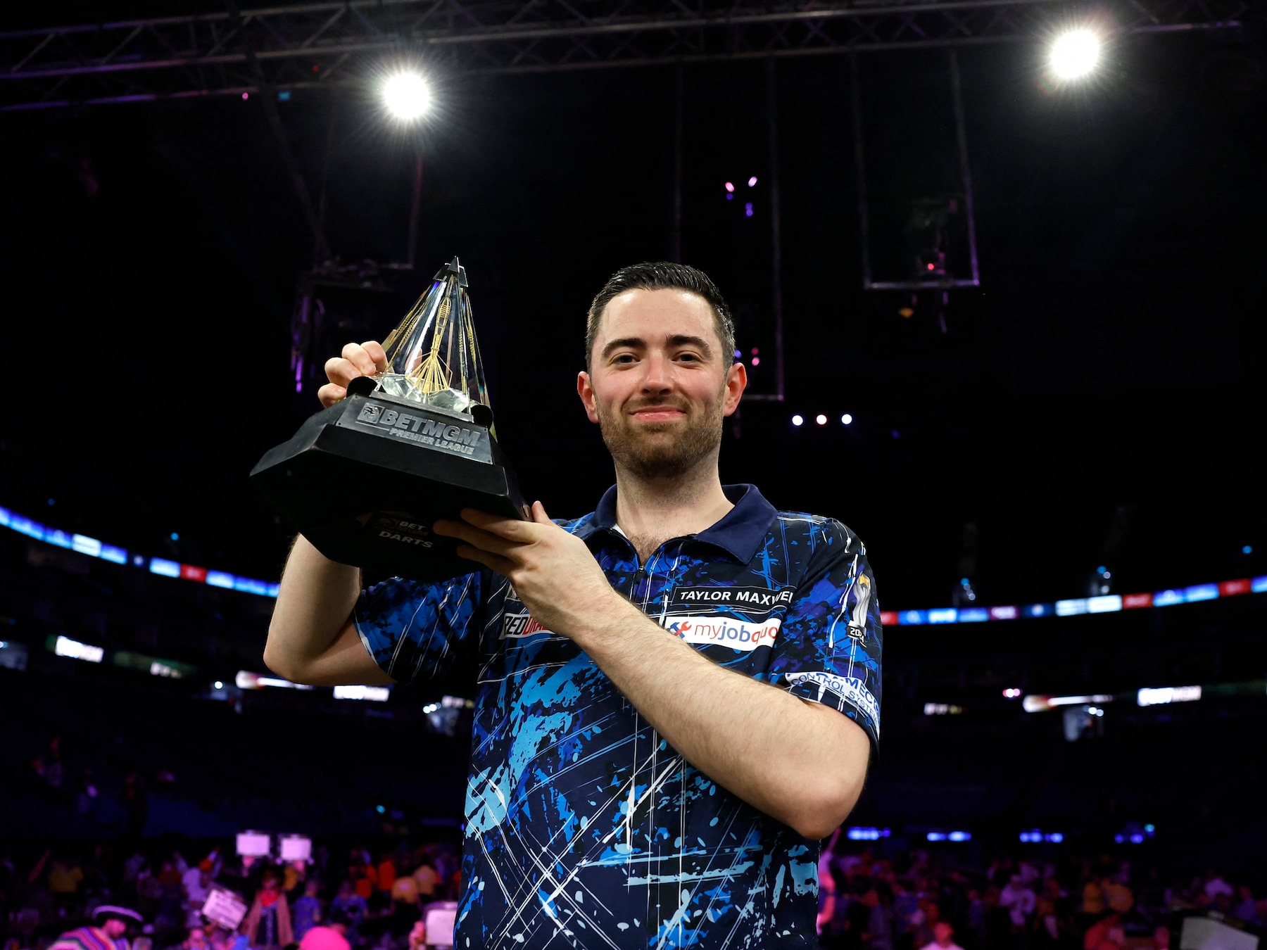 Luke Littler overklast Luke Humphries volledig en wint World Grand Prix ...