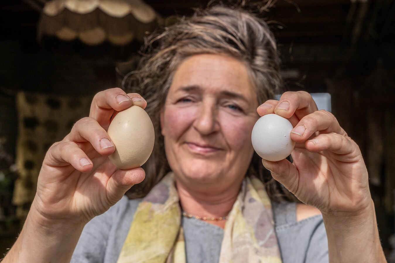 Bianca vindt een zeer zeldzaam ei: ‘Ik dacht dat het een pingpongbal was’ | Foto | AD.nl