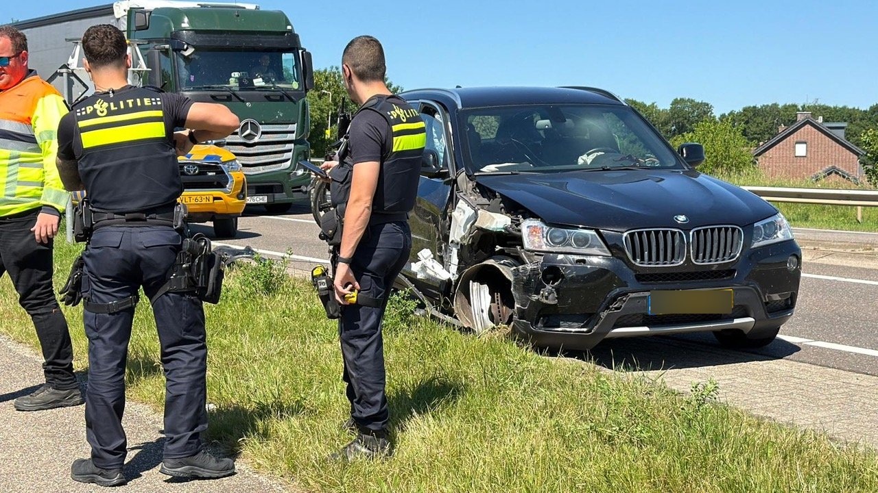 Auto botst hard tegen vangrail op de Maaseikerweg in Susteren | Foto ...