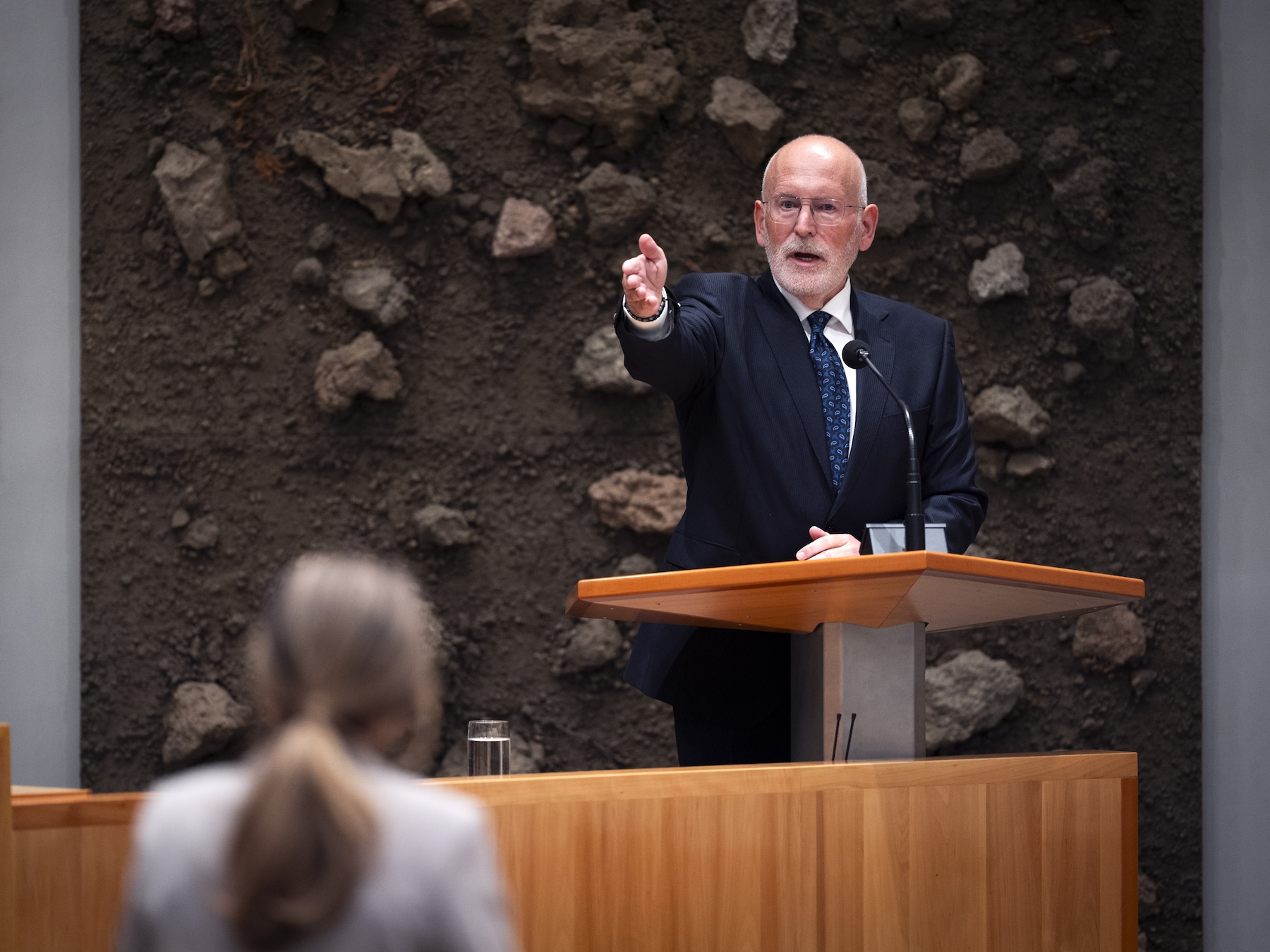 Voormalig CDA-minister van Buitenlandse Zaken Hans van den Broek (88 ...