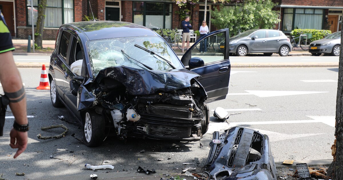 Auto total loss na grote klap tegen boom | Den Haag | AD.nl