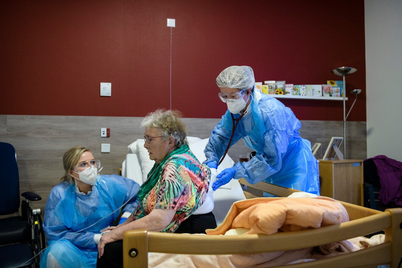 Het zware werk op corona-afdeling De Brink in Enschede: ‘Ik maakte in ...