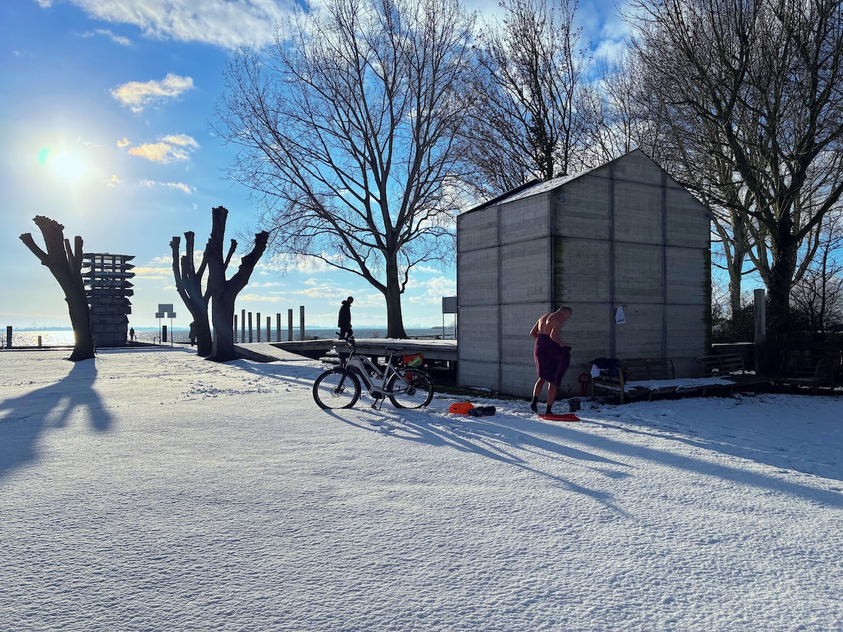 Openwaterzwemmers vragen gemeente om beschut omkleedplekje: ‘We zijn ...