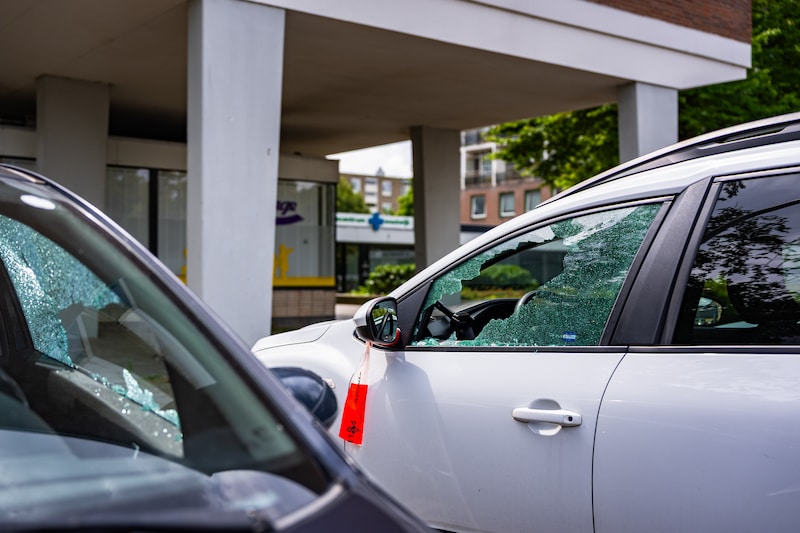Ruiten van zeker dertig auto’s ingeslagen in Vlaardingen: ‘We wilden ...