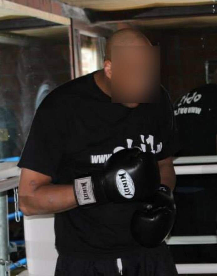 Man die inreed op terras in Renesse is veroordeelde kickbokser en ...