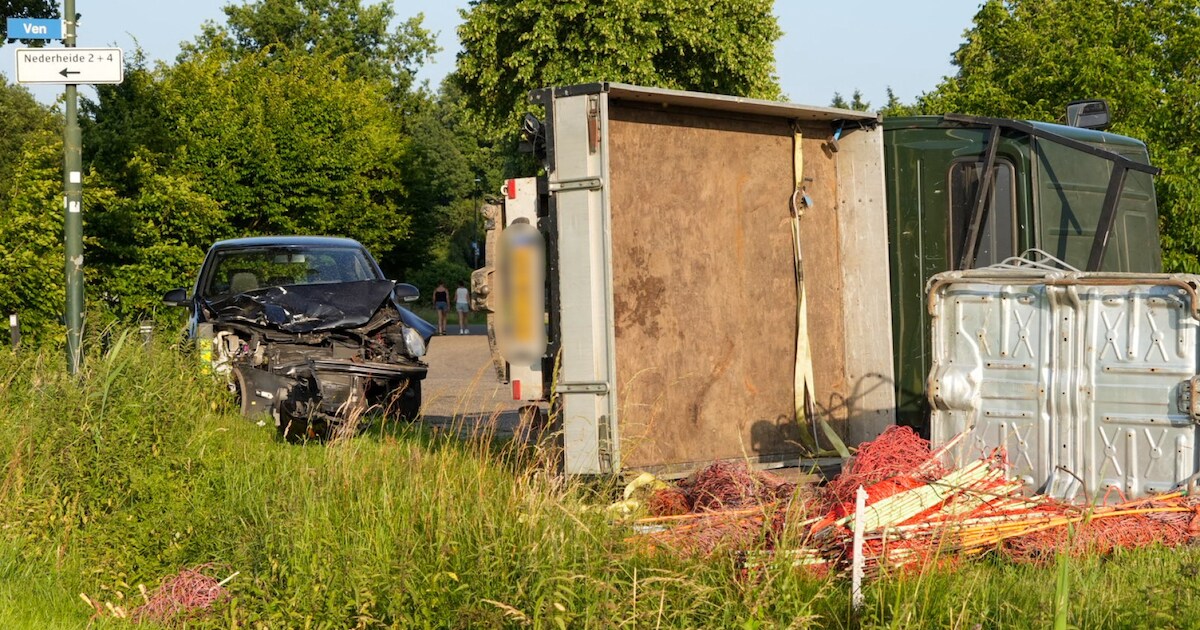 Grote schade bij botsing tussen bestelbus en auto in Bakel | Gemert-Bakel | AD.nl