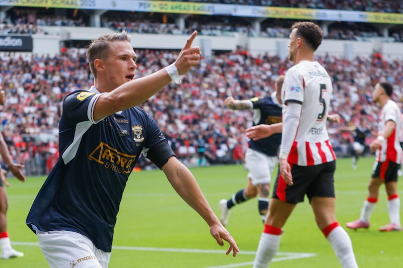 PSV draait het in slotfase helemaal om tegen Go Ahead Eagles en pakt eerste prijs van het ...