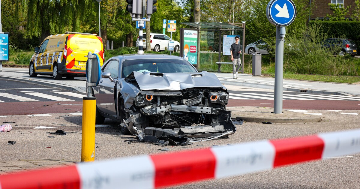 Gewonde en veel schade bij harde botsing in Rotterdam - Oozo.nl