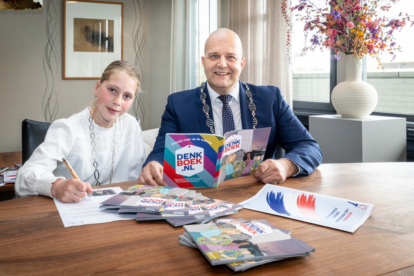 Erik de Groot legt voor het eerst een krans als burgemeester ...