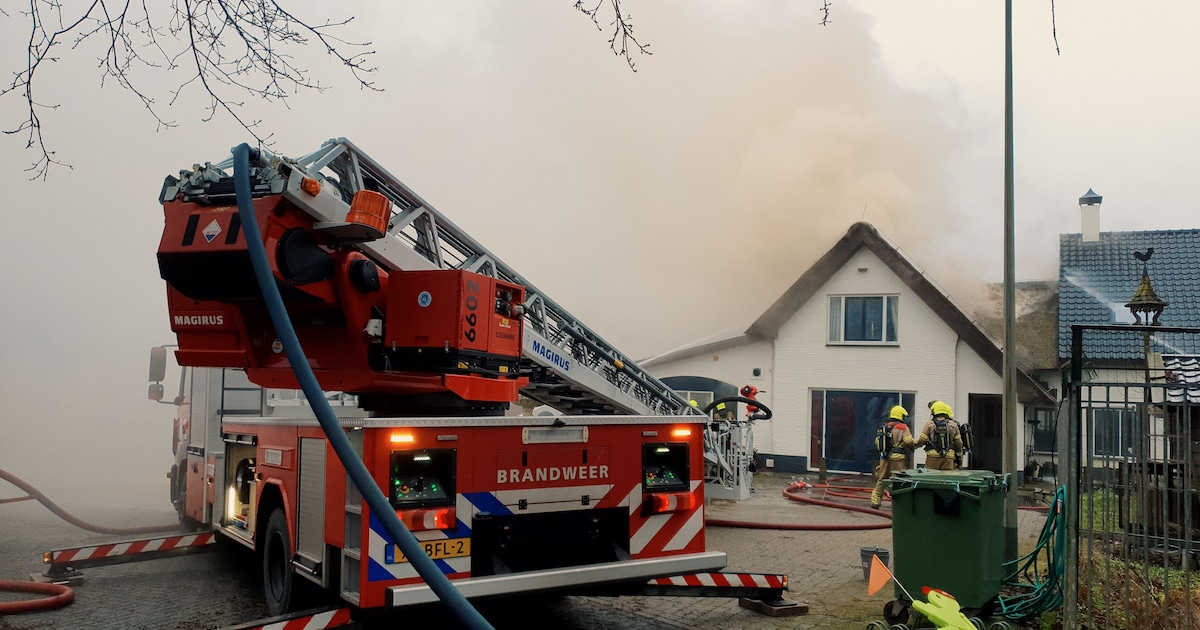 Veel rook bij brand in rieten dak van woning - Oozo.nl
