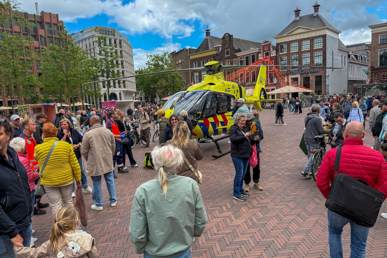 Traumahelikopter landt tussen winkelend publiek in centrum van ...