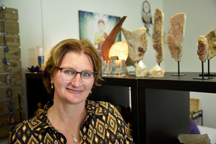 Ilona geeft met mineralen en edelstenen haar klanten een ‘steentje in ...