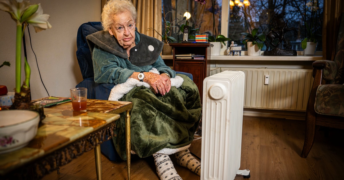 93-jarige Jopie heeft alleen een radiatorkacheltje om haar warm te ...