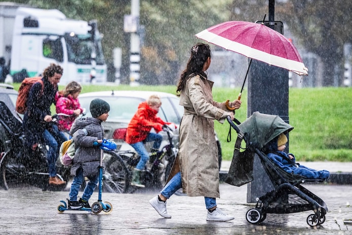 Het blijft maar regenen: ‘Je moet het hebben van de spaarzaam droge momenten’ | Binnenland | AD.nl