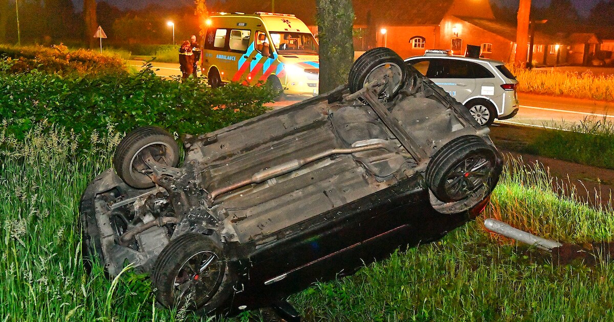 Auto ramt lantaarnpaal en belandt op zijn kop in de sloot in Waalre ...