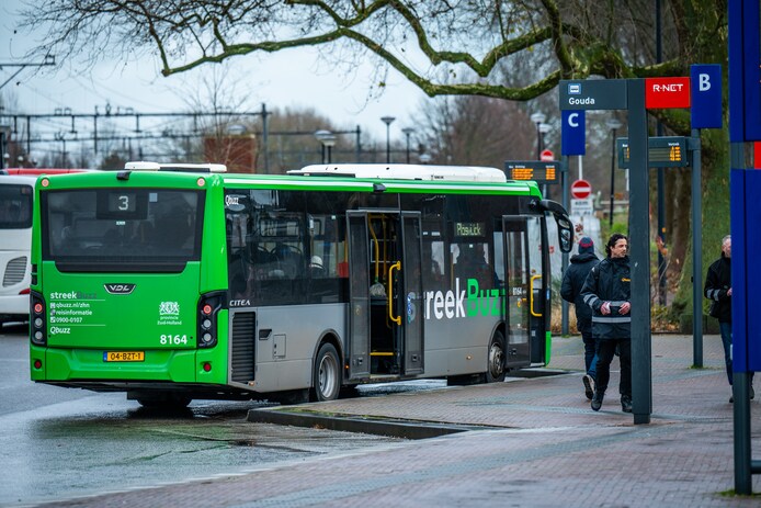 Busbedrijf Qbuzz heeft geen vergunning en gebruikt plek tóch als ...
