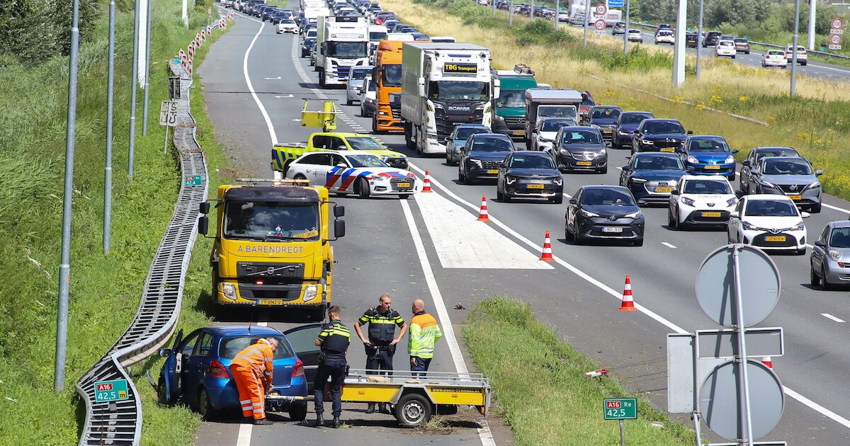 Automobilist botst tegen vangrail op A16 ter hoogte van Dordrecht | 112 nieuws Dordrecht | AD.nl