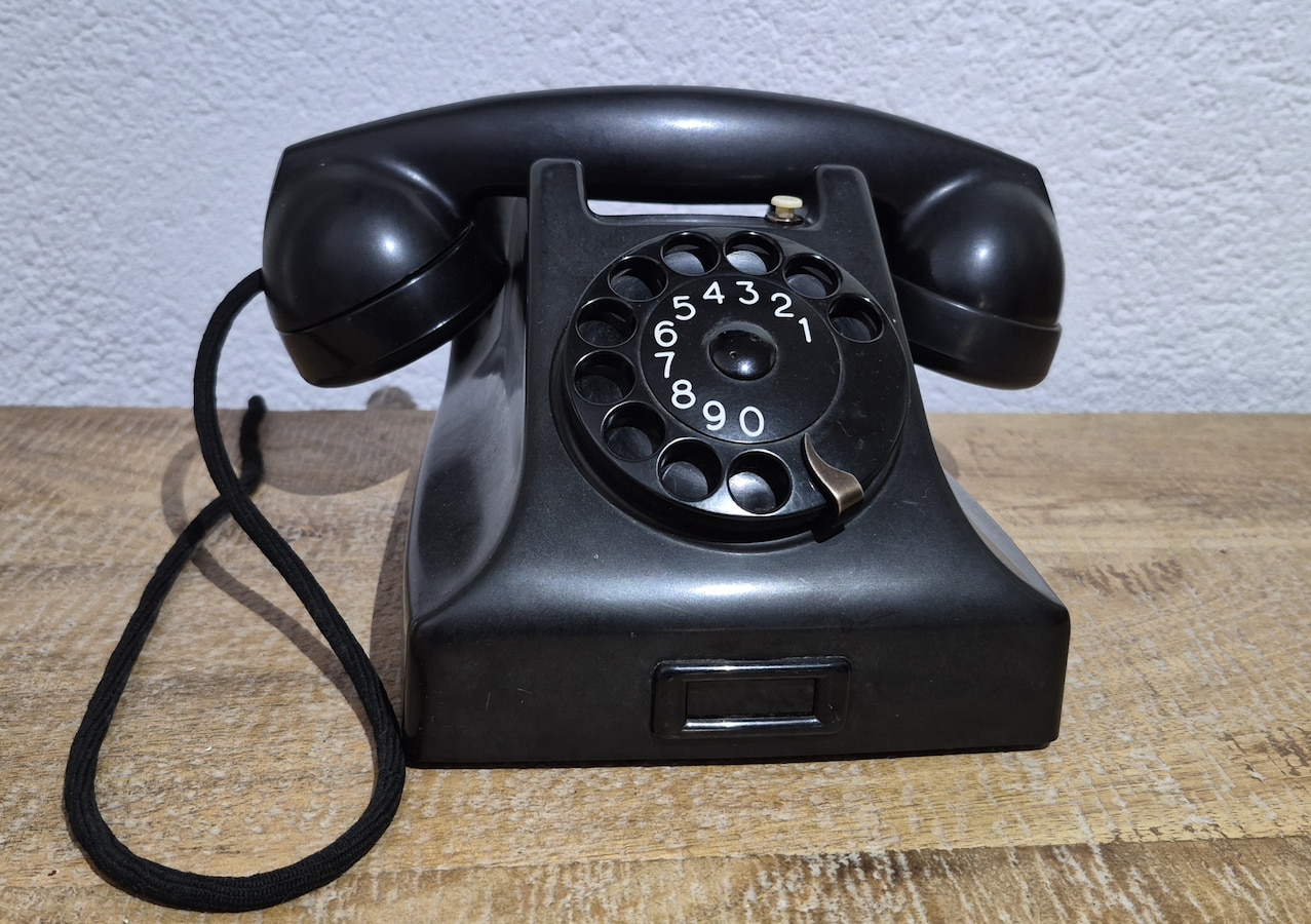 Telefoon zoekt bijbehorend boek | Foto | AD.nl