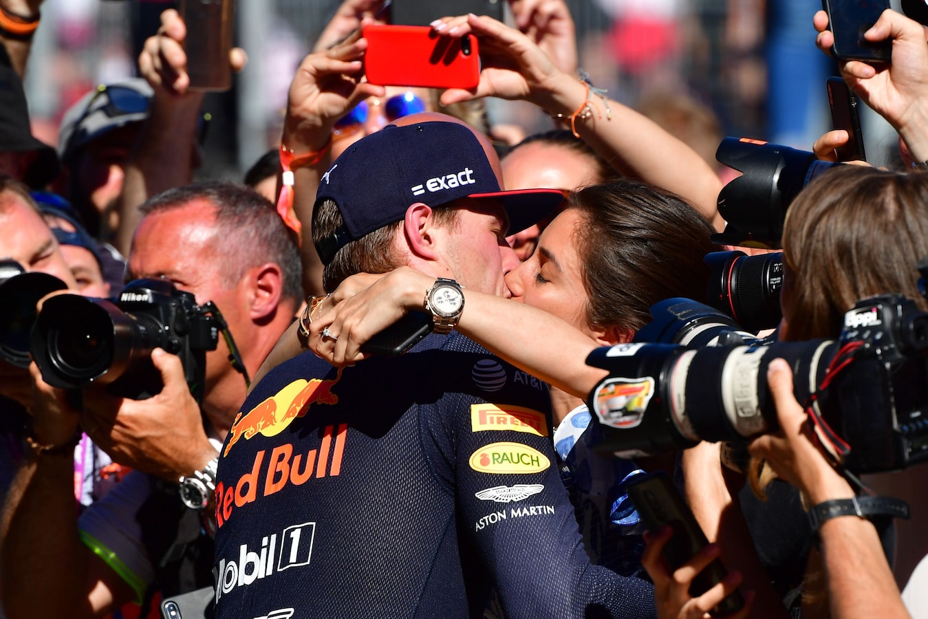 De mooiste foto's van de feestvreugde bij Max en zijn fans in ...