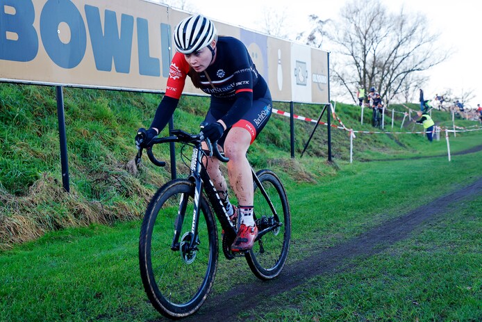 Lisanne Immerzeel ‘zat helemaal in de prak’, maar fietst weer én is oppermachtig in veldcross ...
