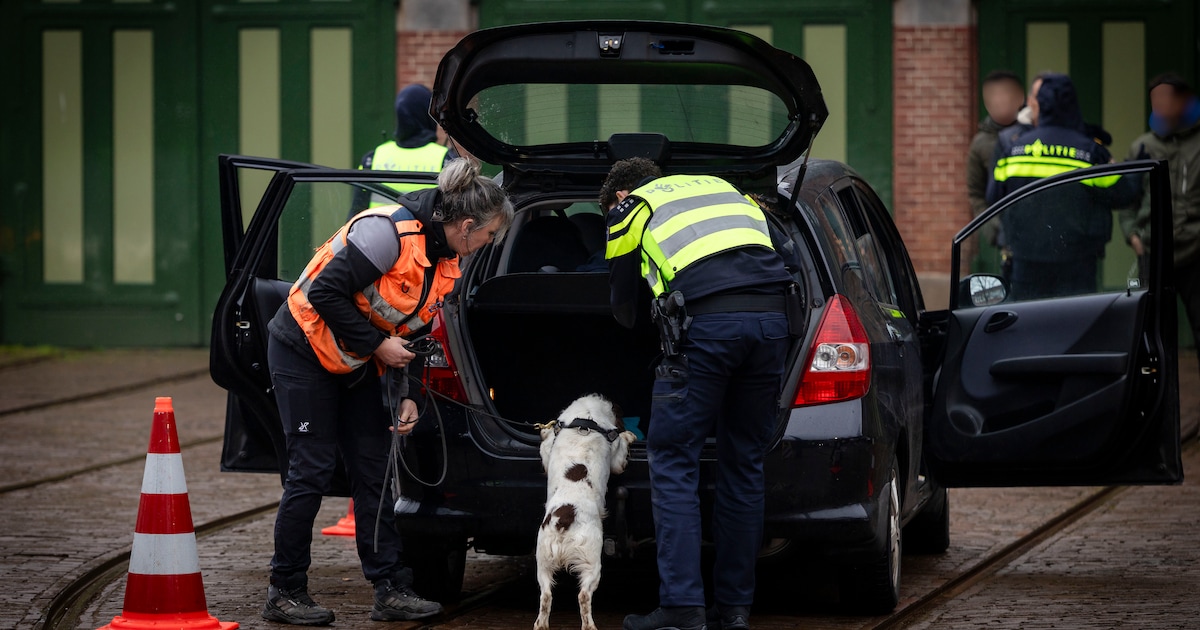 Politie valt binnen met stormram, twee personen wonen in bouwval en ...