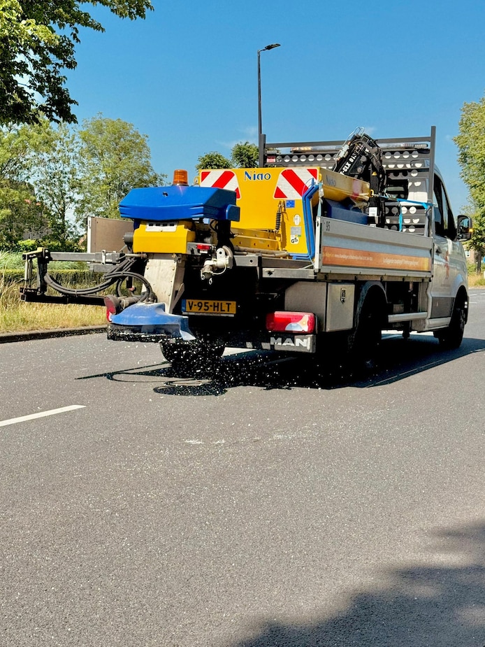 Hitte in de Rotterdamse regio: strooiwagens op de weg en afkoelen in de ...