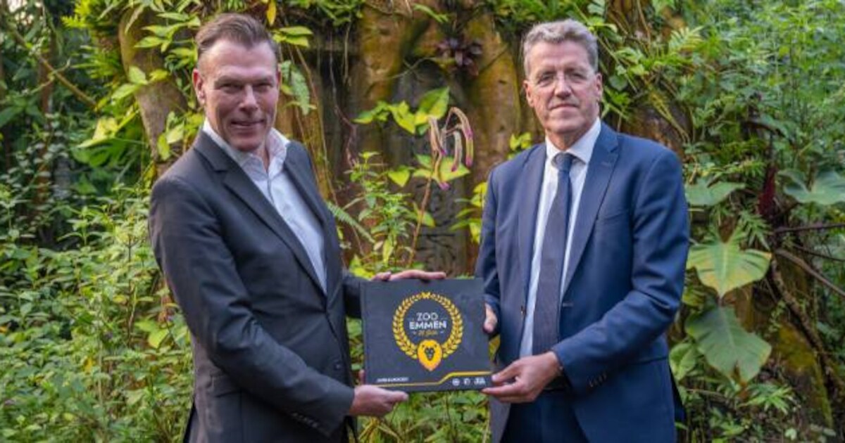Burgemeester Emmen ontvangt jubileumboek van Wildlands Emmen | Emmen ...