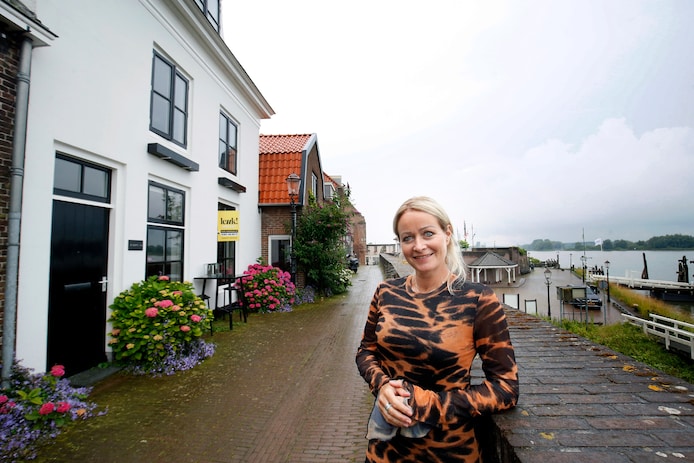 Beppie zit graag met een wijntje op het muurtje voor haar huis: ‘Het is ...