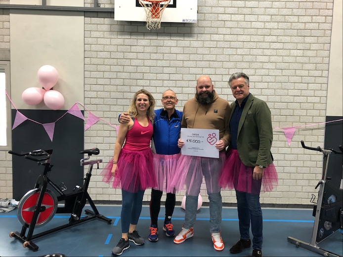 Gevangenen halen in Alphen 5000 euro binnen voor ‘tutu-man’ Evert, die ...