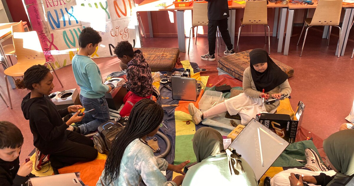 Hier mogen kinderen apparaten slopen en er dan kunst van maken | Delft ...