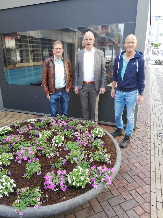Zomerbloemen sieren winkelhart Almelo | Foto | AD.nl