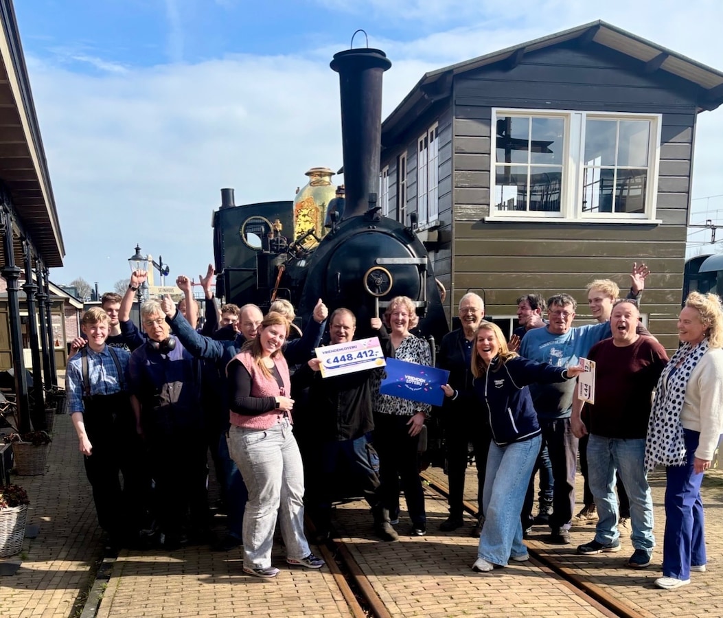 Museumstoomtram Hoorn-Medemblik ontvangt cheque van bijna half miljoen ...