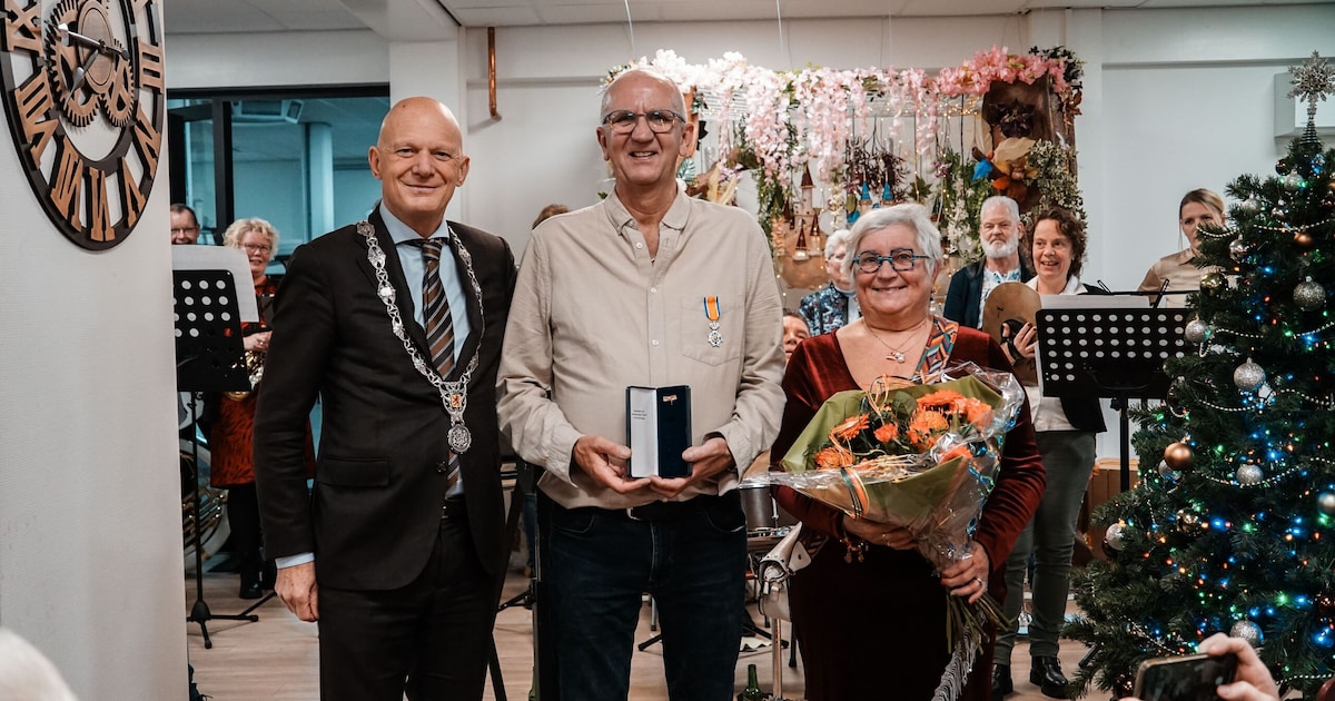 Muziekdocent en voorzitter Aad Odijk van Blaaskapel ‘De Haringkoppen ...