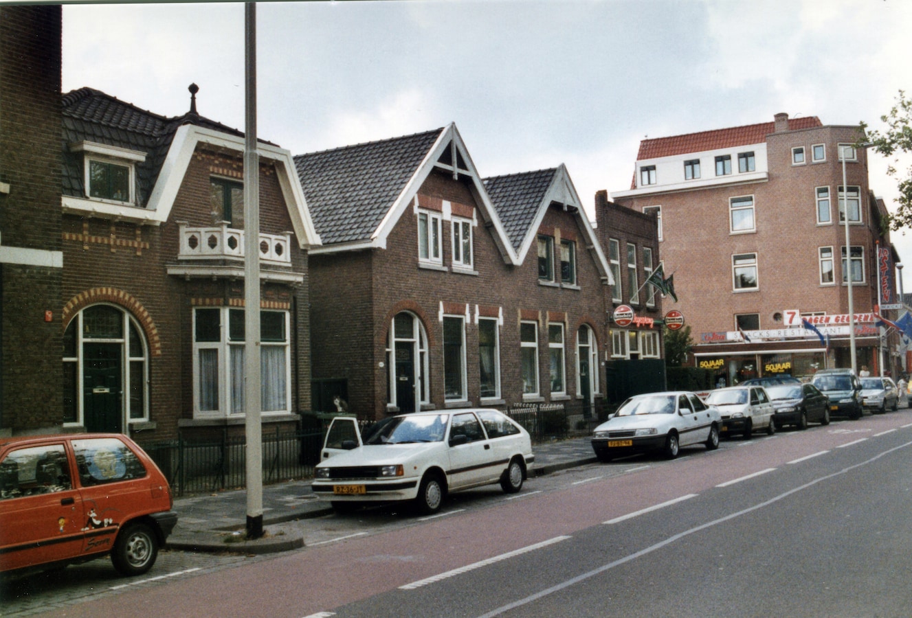 Welke iconische zaak zie je rechtsachter op de foto? | Foto | AD.nl