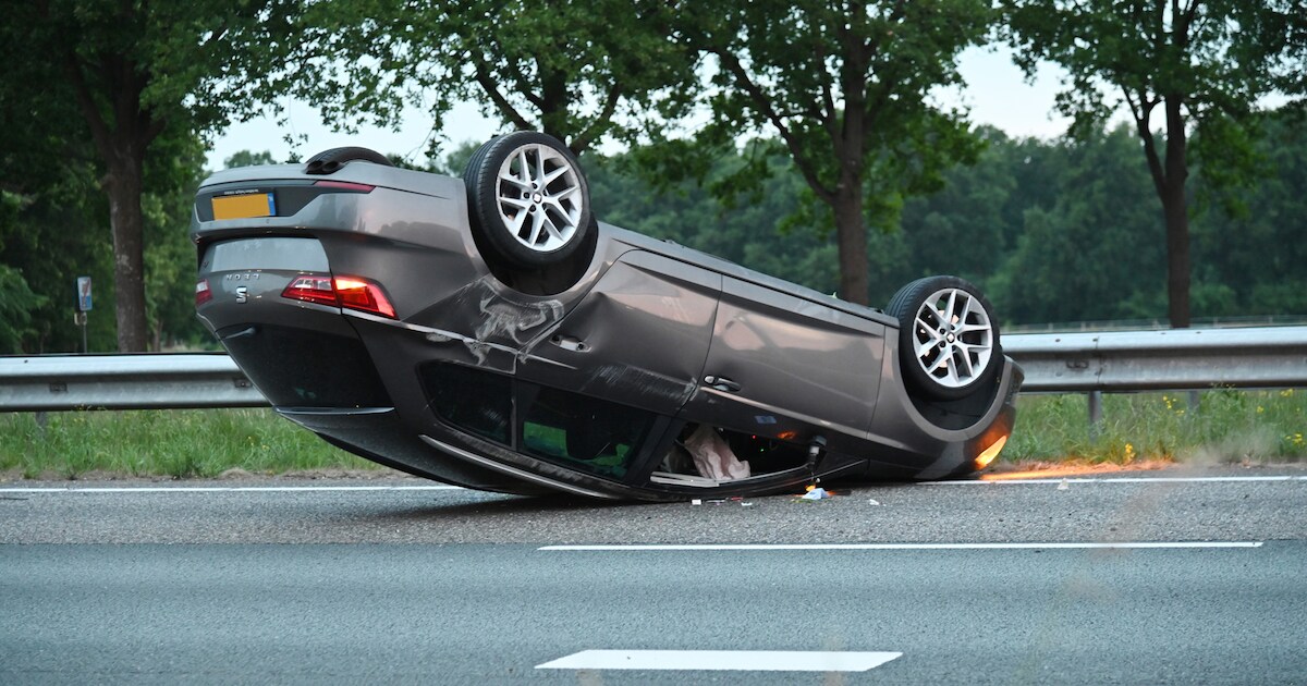 Auto komt op dak terecht na botsing met andere auto op A58 bij Rucphen ...