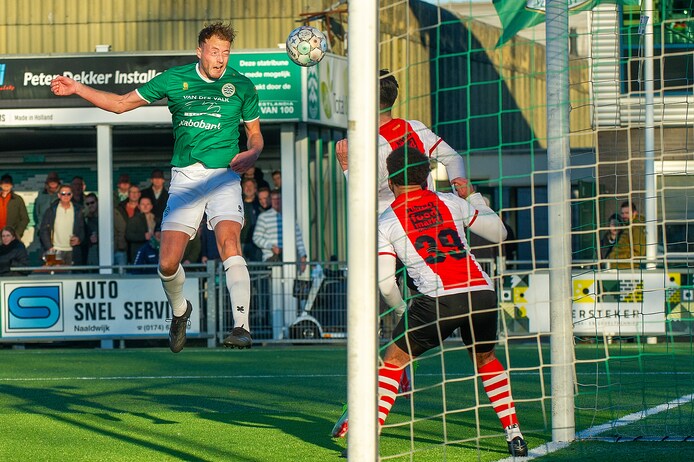 Wedstrijd met 8 rode kaarten gestaakt en horrorblessure voor speler ...