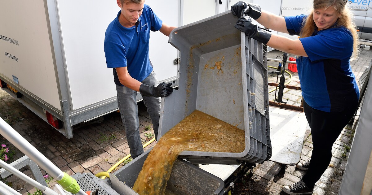 Verslaggever Rachel maakt huilend van stank mobiele toiletwagen schoon ...